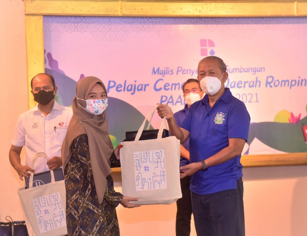 PAAB Provides Devices to 55 Students in Rompin, Pahang – Pengurusan ...